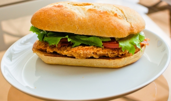Bocadillo de pollo crujiente | The cook monkeys