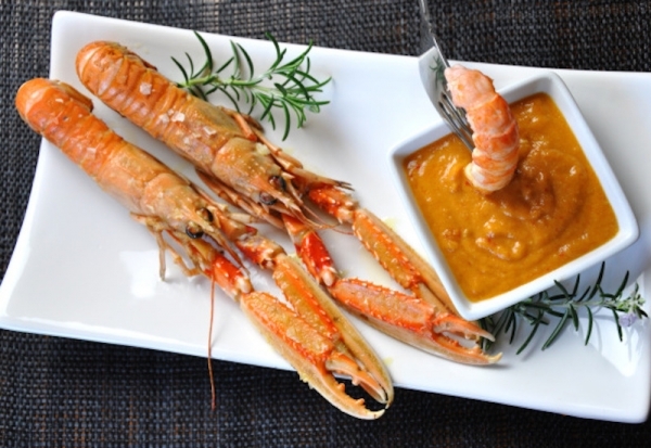 Cigalas cocidas con salsa romesco | The cook monkeys